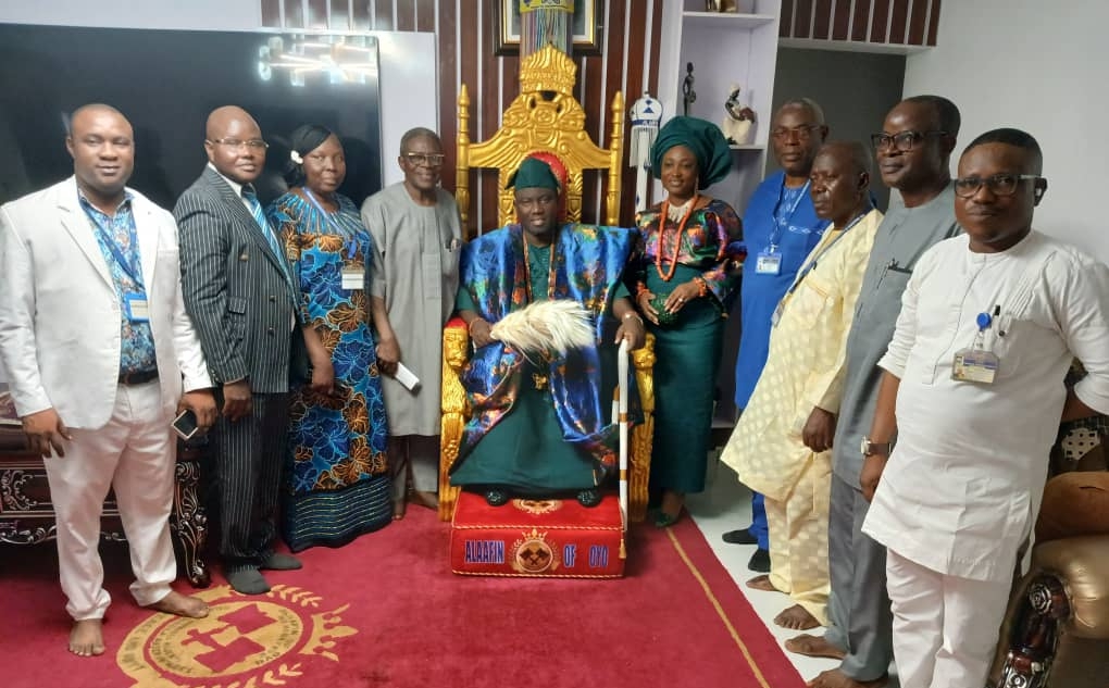 Emmanuel Alayande Varsity Mgt. Visit Alaafin Oba Abimbola Owoade ...