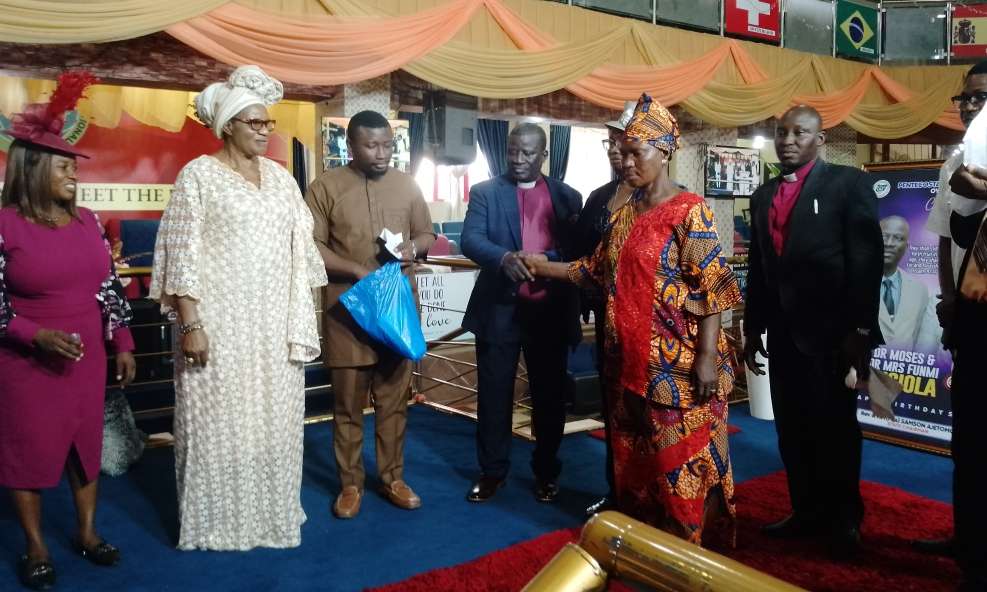 Rev’d Moses Aransiola empowers Church members through Molayo Foundation Cash Scheme - OODUA NEWS